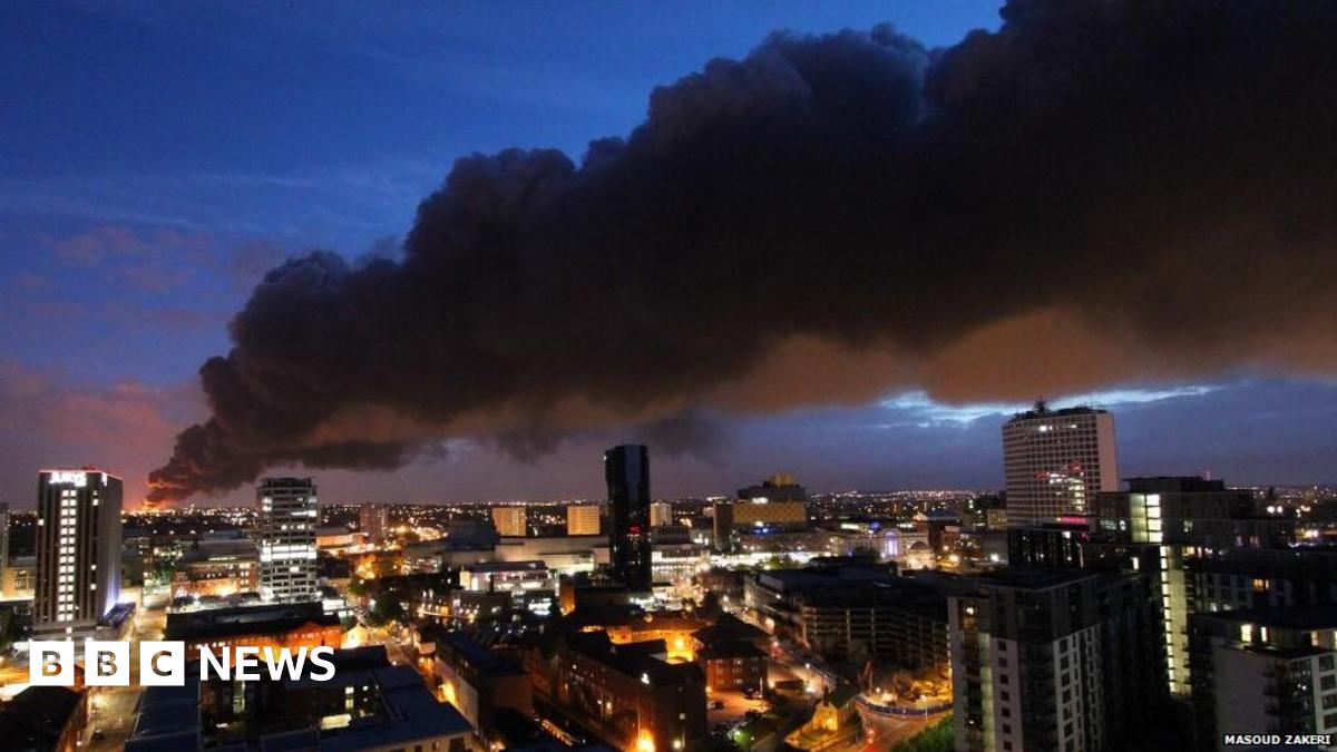 Smethwick recycling factory fire: Photographs show blaze - BBC News