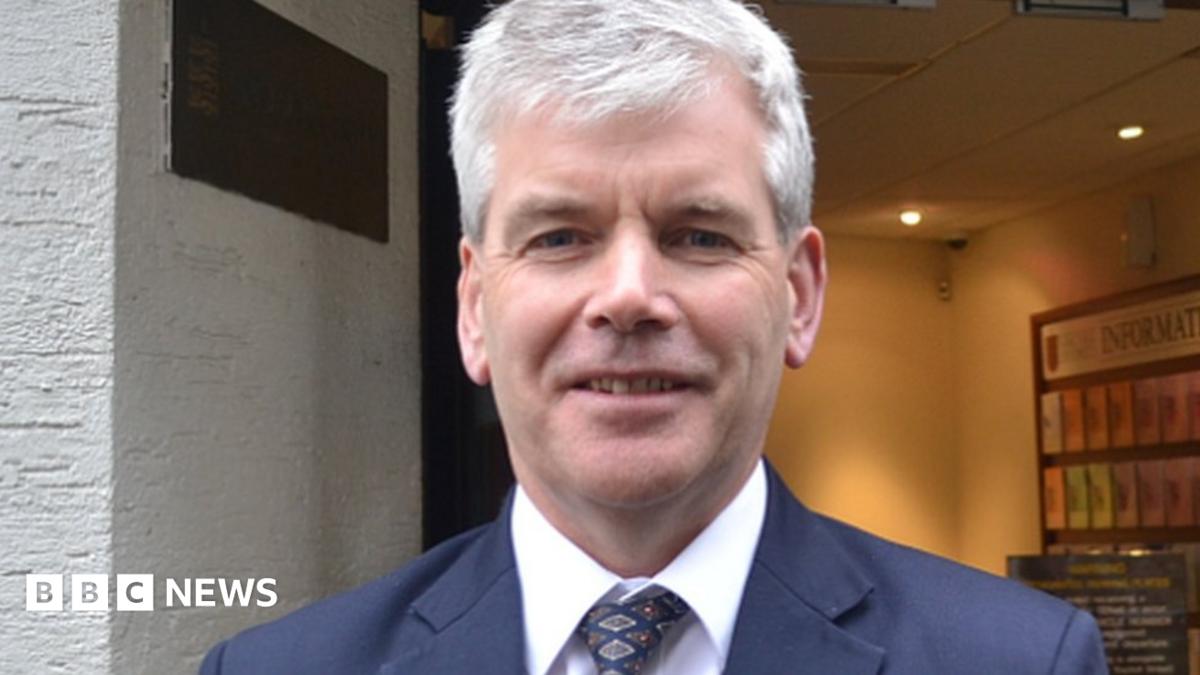 Contract ends for Guernsey's health chief officer - BBC News