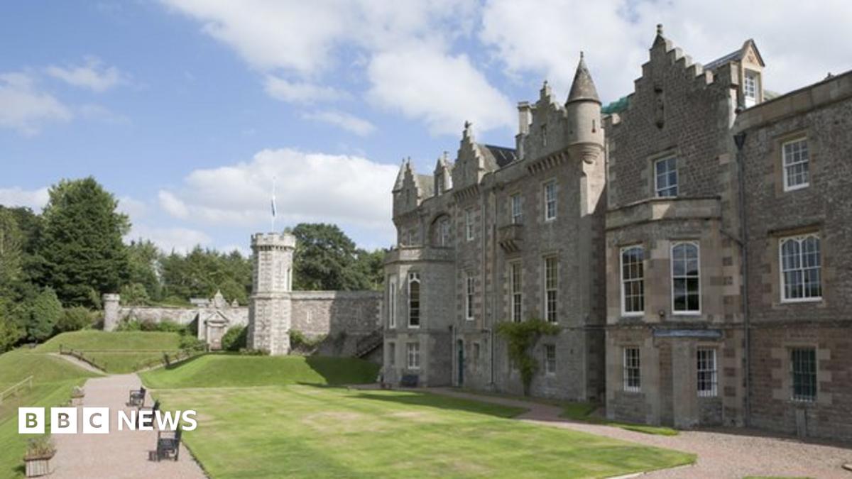 Queen opens Sir Walter Scott's upgraded Abbotsford House - BBC News