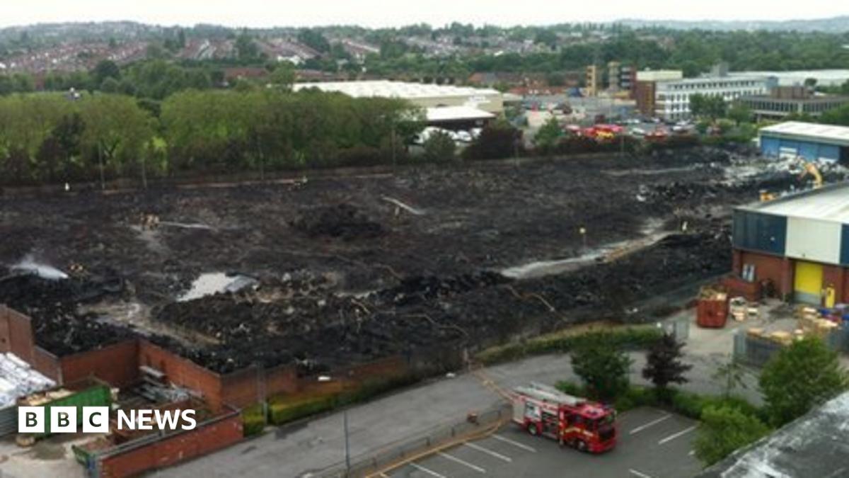 Smethwick blaze: Firefighters continue to dampen down hotspots - BBC News