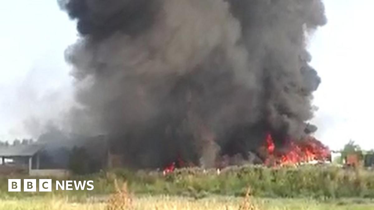 Sittingbourne recycling plant fire prompts smoke alert - BBC News
