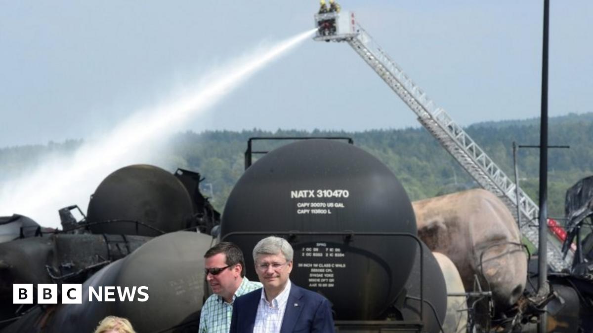 Lac-Megantic train blast: PM Harper visits 'war zone' - BBC News