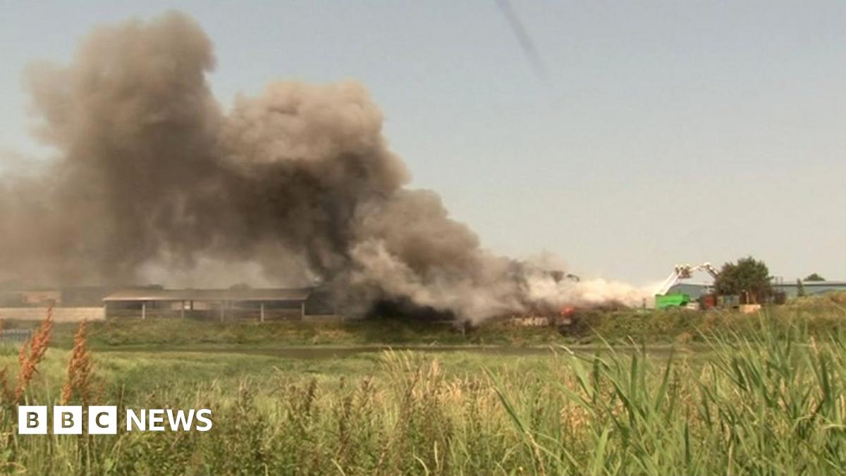 Smoke continues from Sittingbourne recycling fire - BBC News