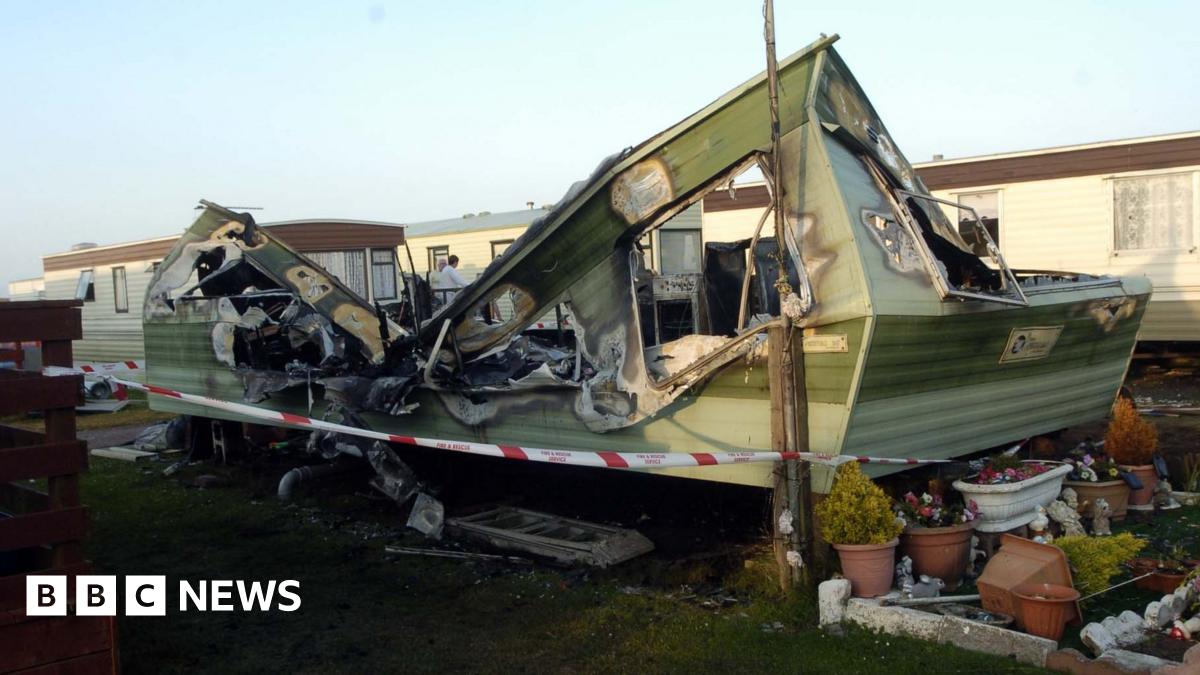 Caravan fire as couple watch Andy Murray on TV - BBC News