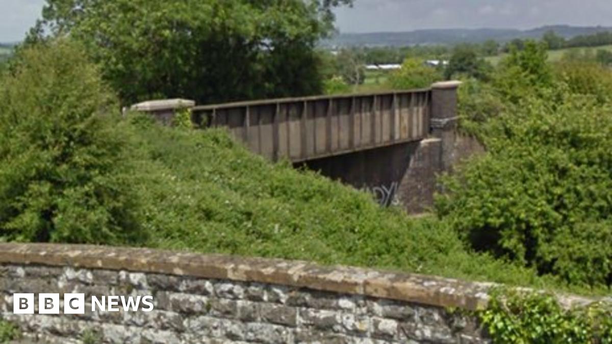 Ansford bridge closure 'sees trade fall' in Castle Cary - BBC News