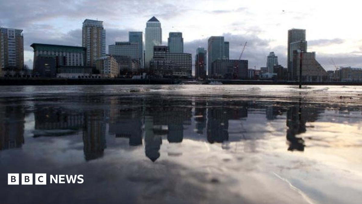 Ratings agency Moody's upgrades UK banking sector outlook - BBC News