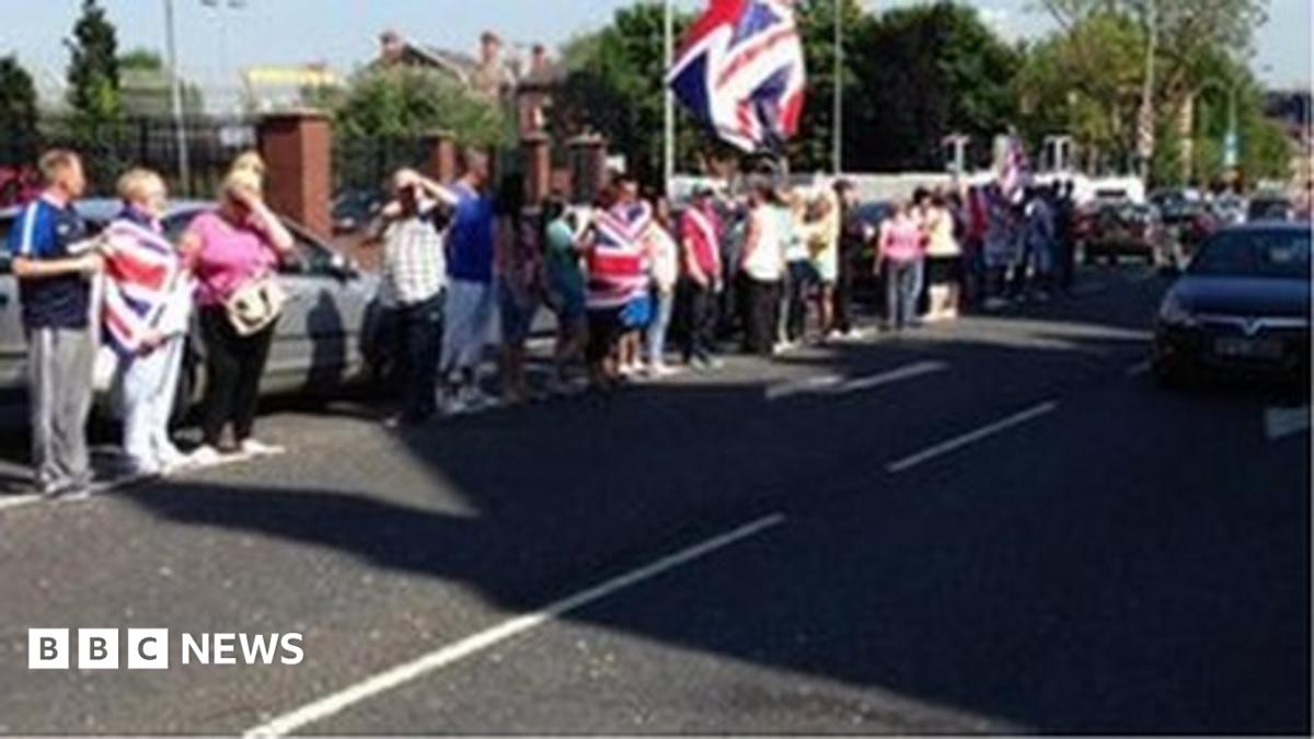 Loyalist protest causes Belfast traffic delays - BBC News