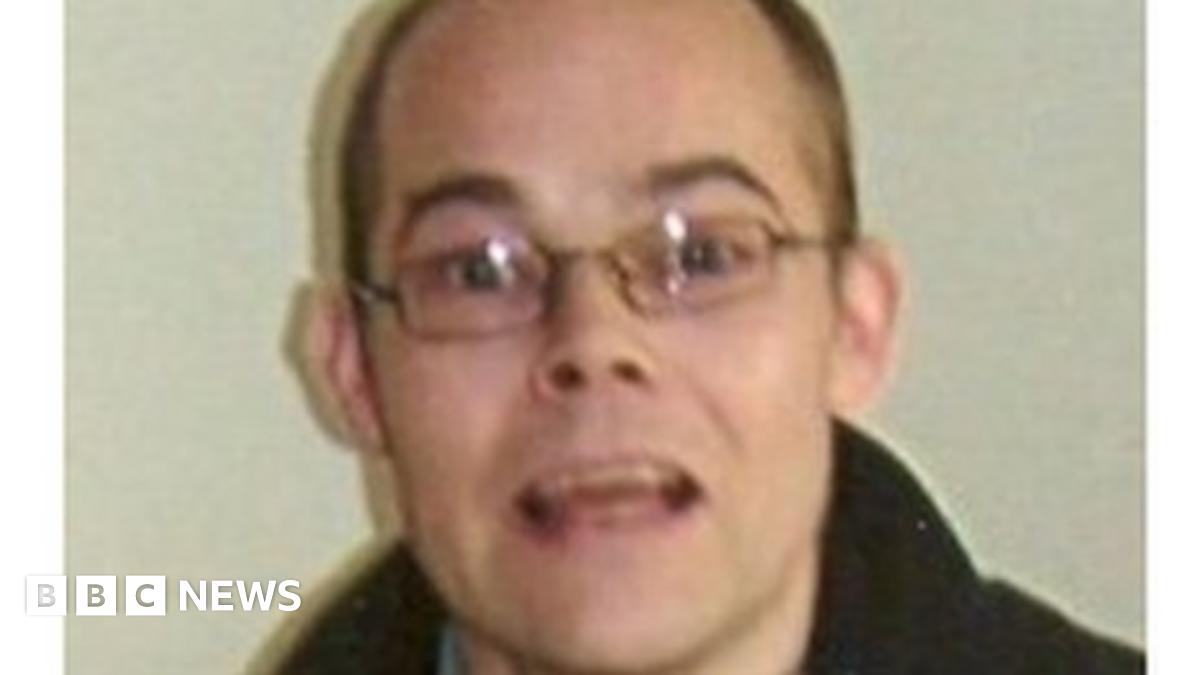 Craig MacKenzie named as man who died at Edinburgh flat - BBC News