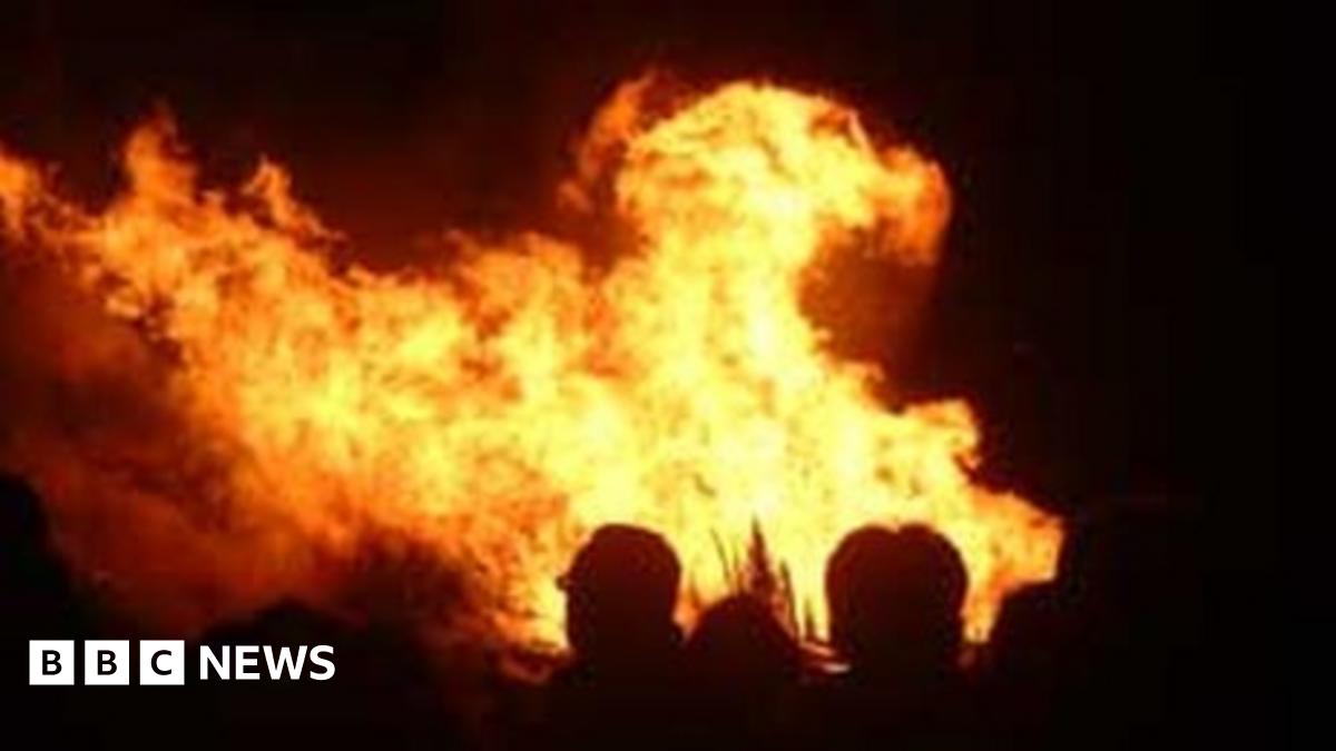 Why do loyalists burn flags on the Eleventh night? - BBC News