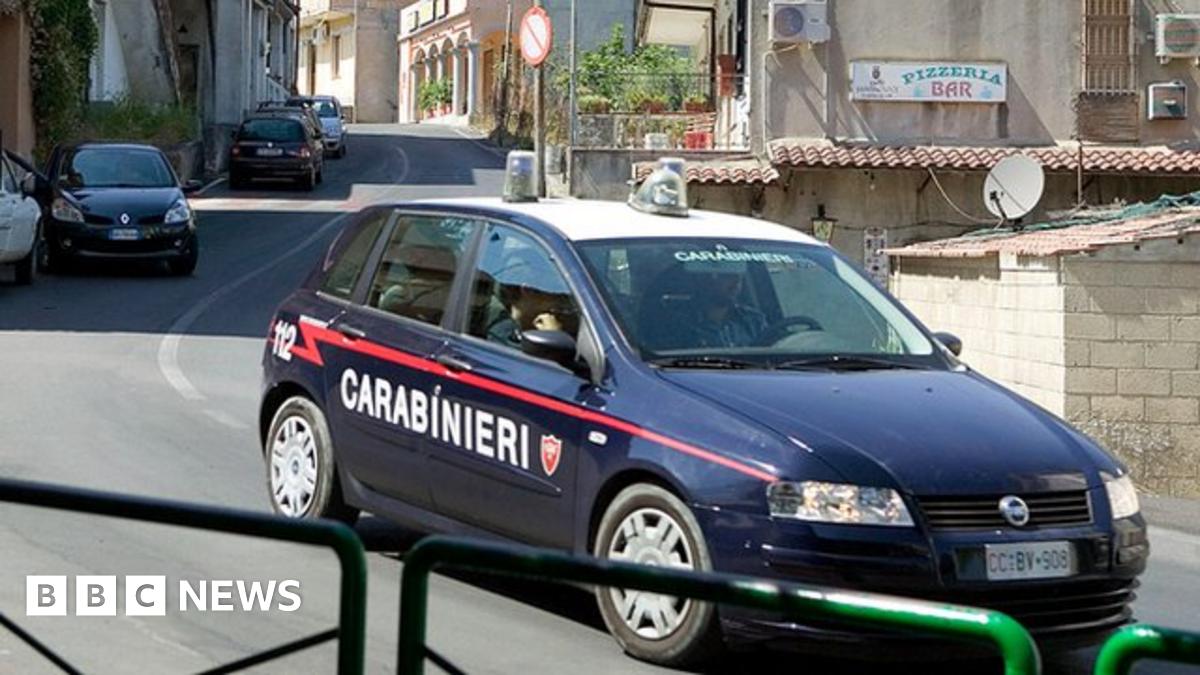 Italy police swoop on Mafia near Rome and in Calabria - BBC News