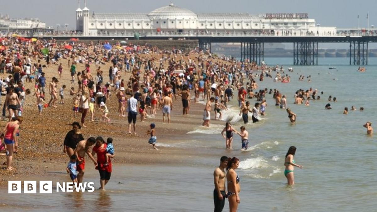 England heatwave alerts issued - BBC News