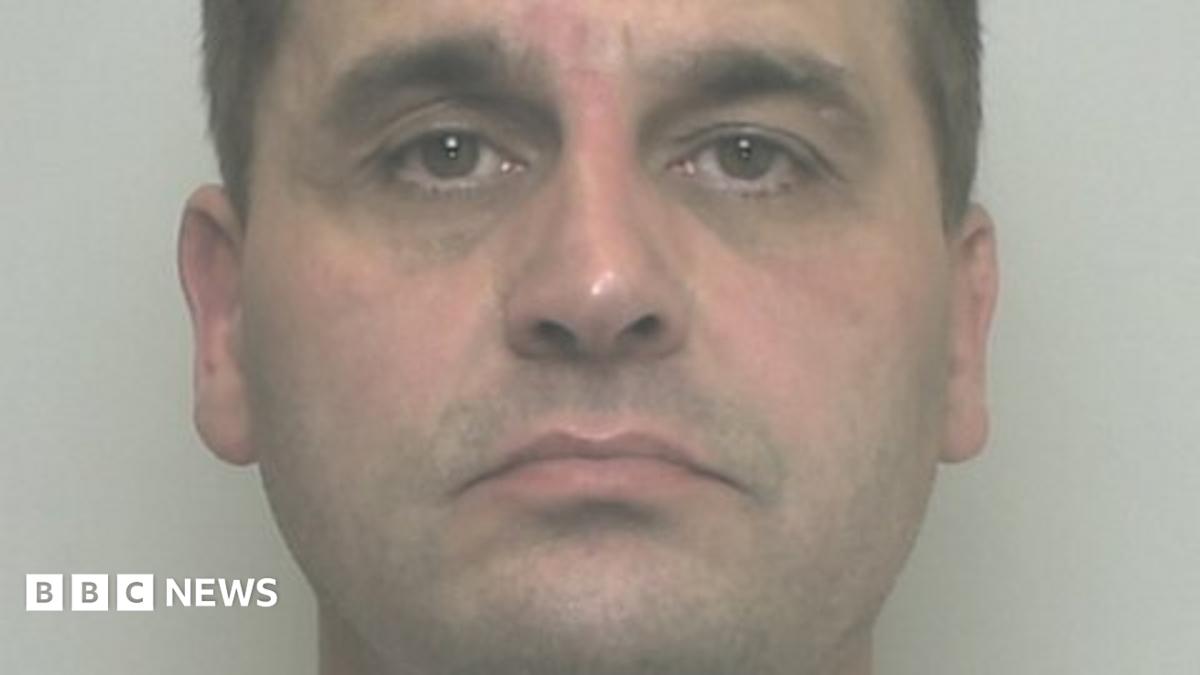Trevor Gordon jailed for conning woman, 88, out of home - BBC News
