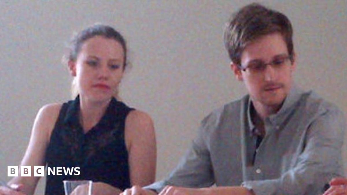 Edward Snowden re-emerges for Moscow airport meeting - BBC News
