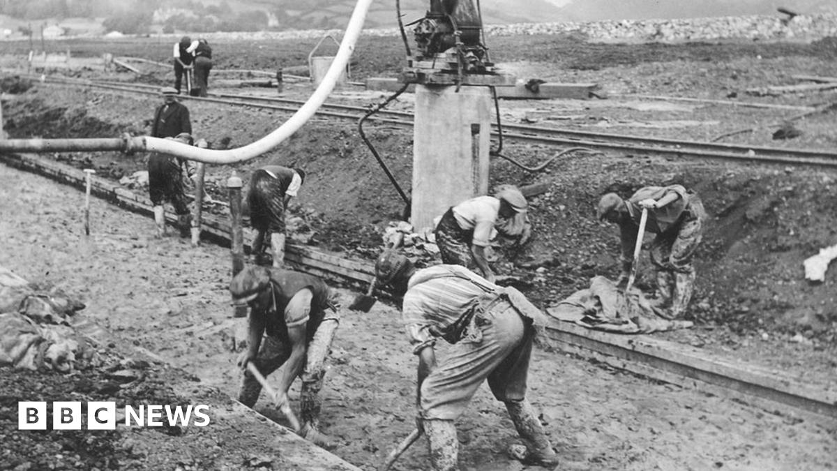 In pictures: Building Cheddar Reservoir in the 1930s - BBC News