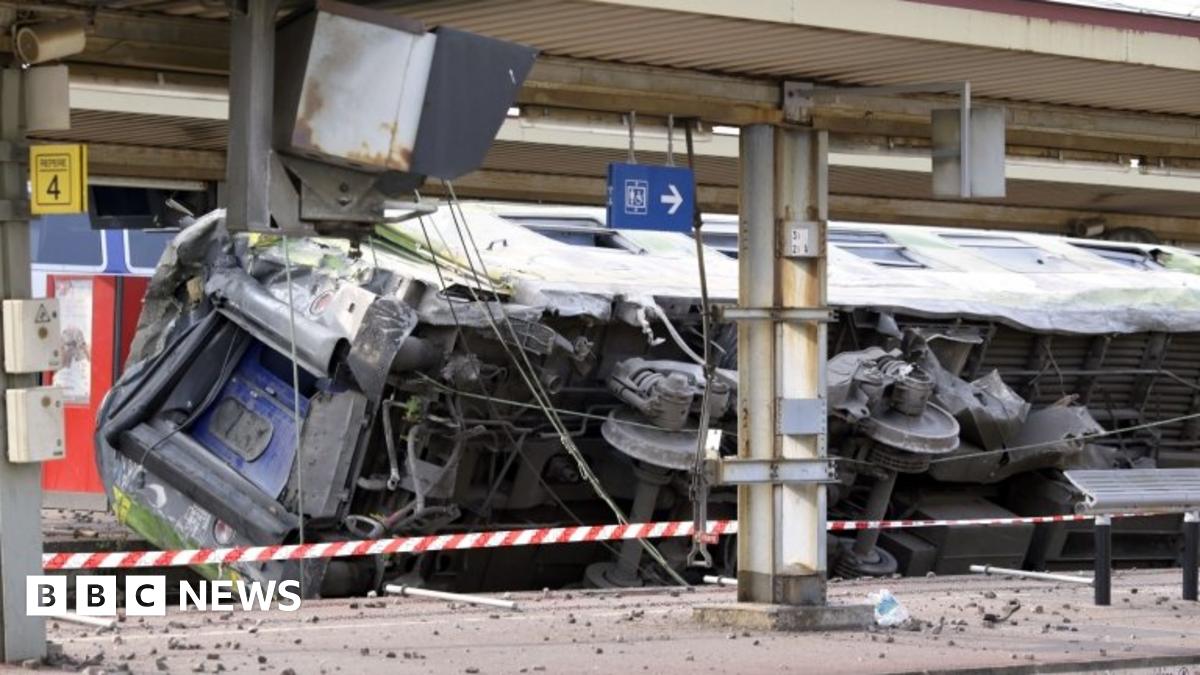 Deadly French train crash at Bretigny-sur-Orge - BBC News