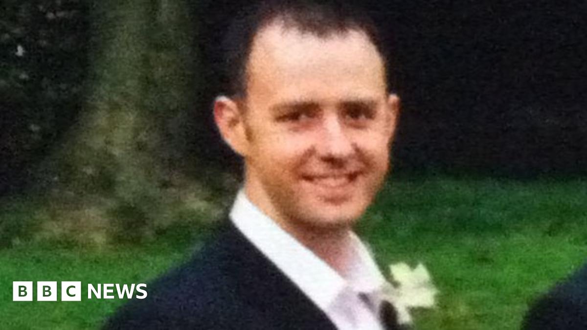 Firefighter Stephen Hunt memorial plaque is unveiled - BBC News