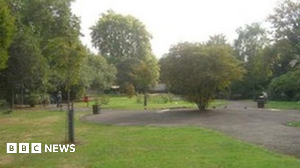West Hackney burial ground to get £700,000 revamp - BBC News