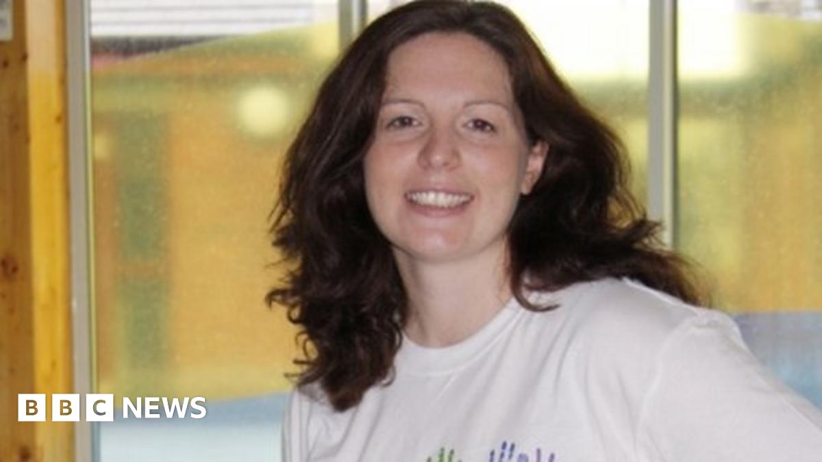 Susan Taylor dies during English Channel charity swim - BBC News