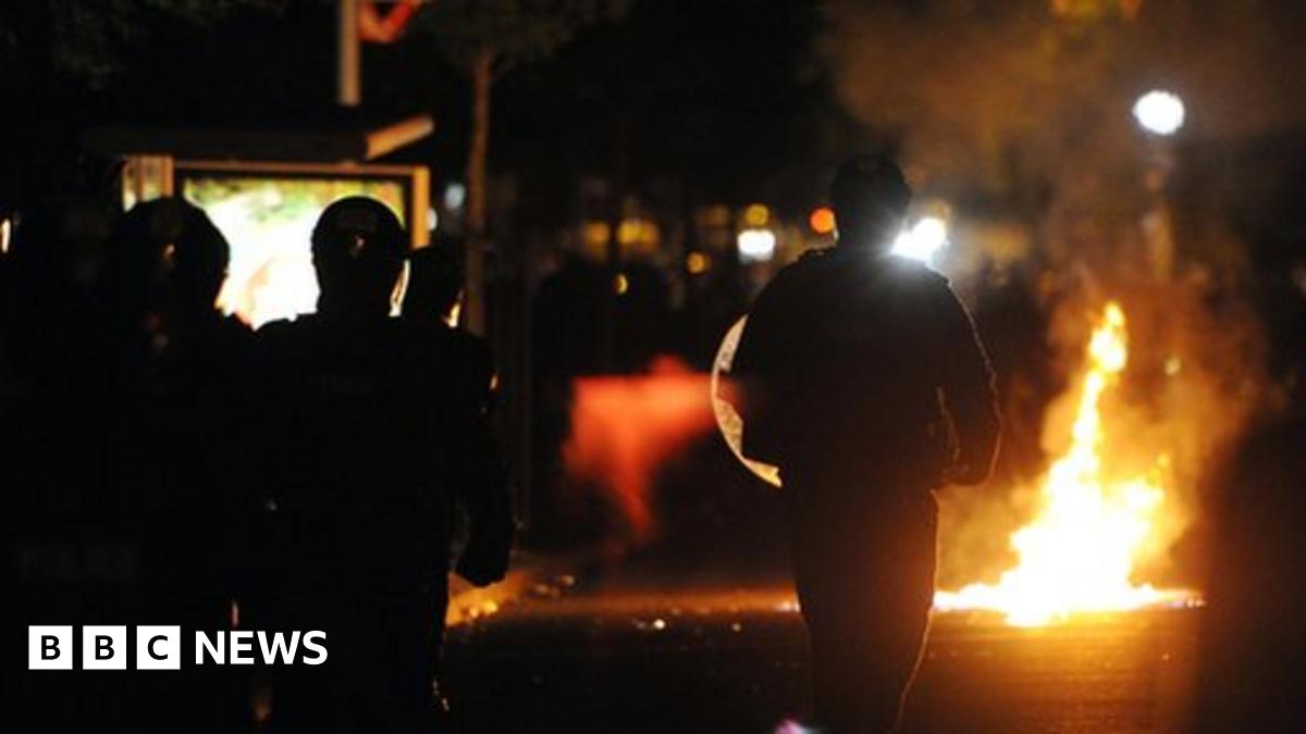 Orange Order says police have questions to answer on riots - BBC News