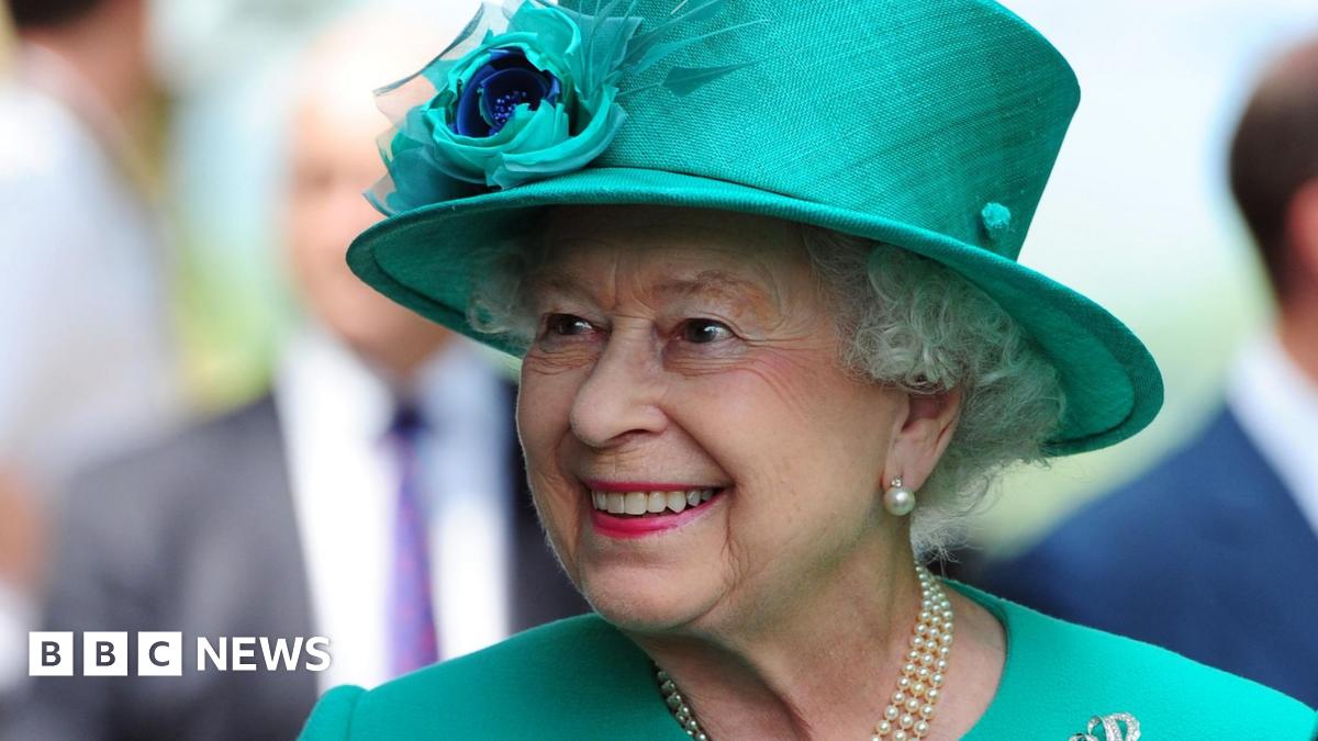 Queen would like royal baby born before her holiday - BBC News