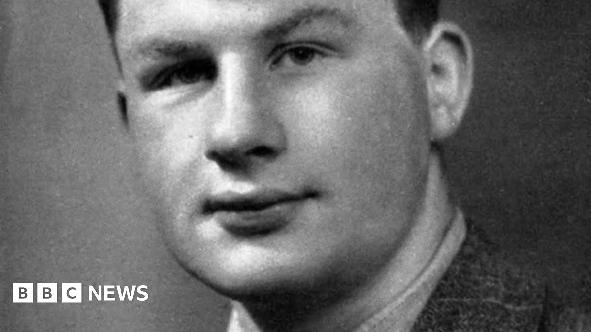 WWII bomber poet David Raikes is finally laid to rest - BBC News