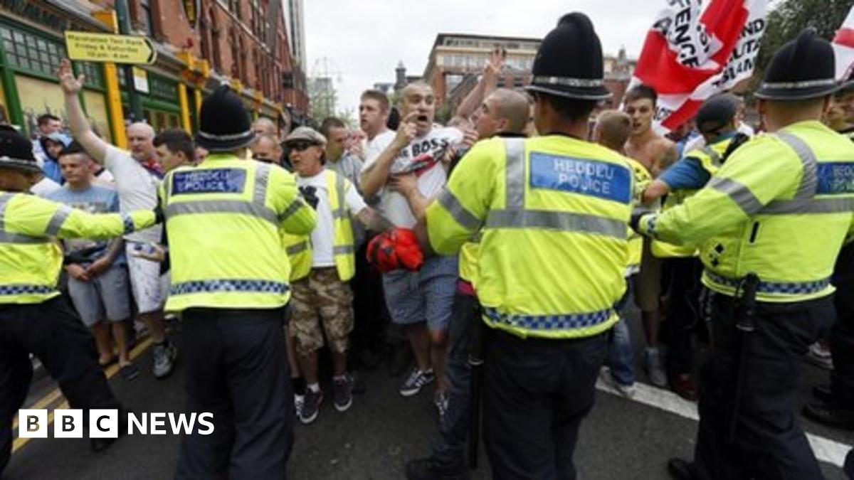 EDL Birmingham protest: Bottles thrown at police - BBC News