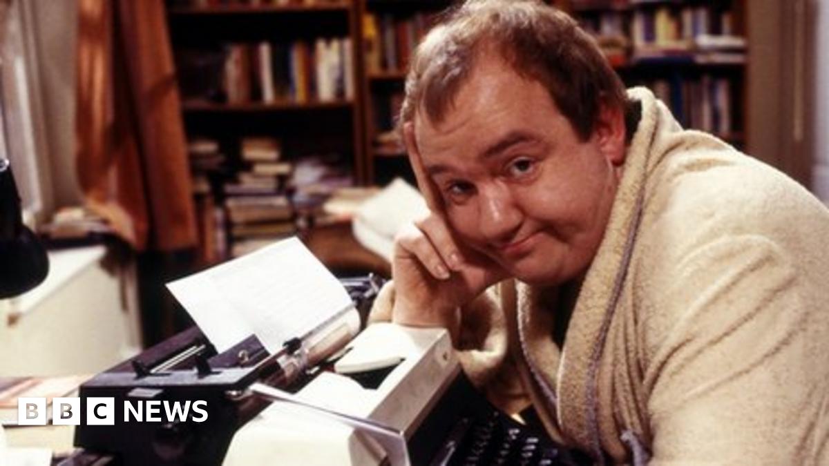 Obituary: Comedian Mel Smith - BBC News