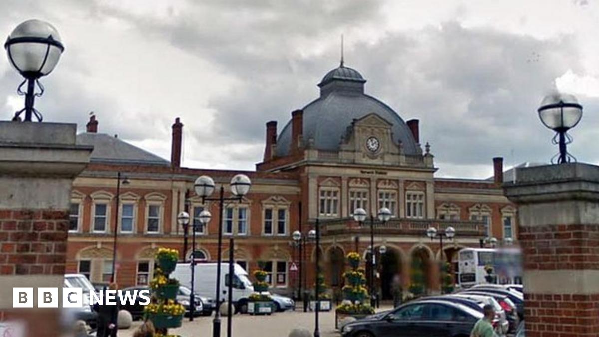 Greater Anglia and East Midlands trains in Norwich station crash - BBC News