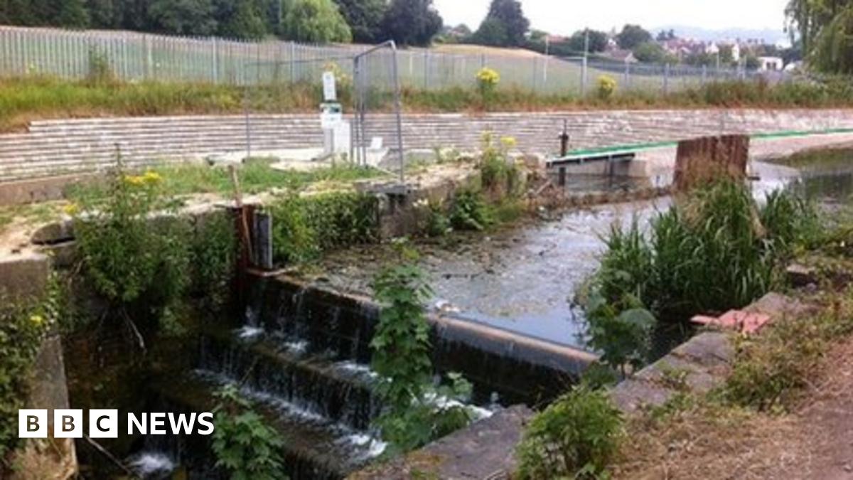 Stroud canal Dudbridge locks restoration begins - BBC News