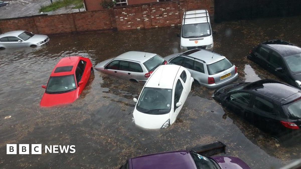 Heavy rain causes flooding in Nottinghamshire - BBC News