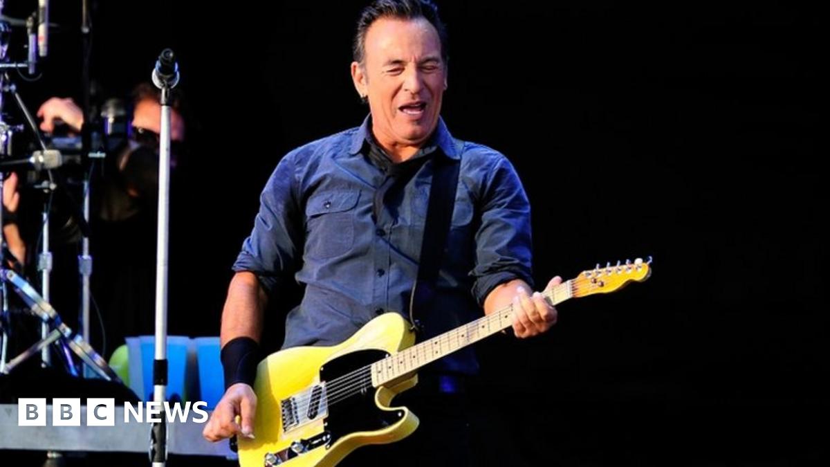 Bruce Springsteen launches Leeds Arena - BBC News