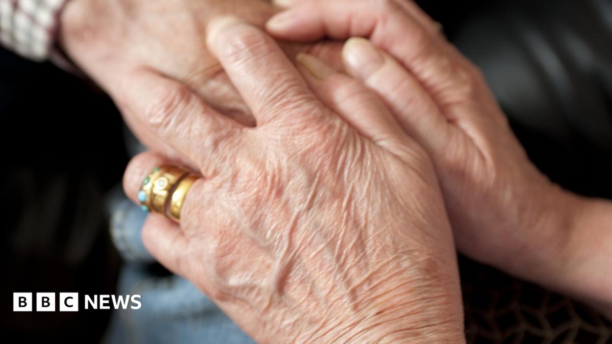 Alzheimer's blood test edges closer - BBC News