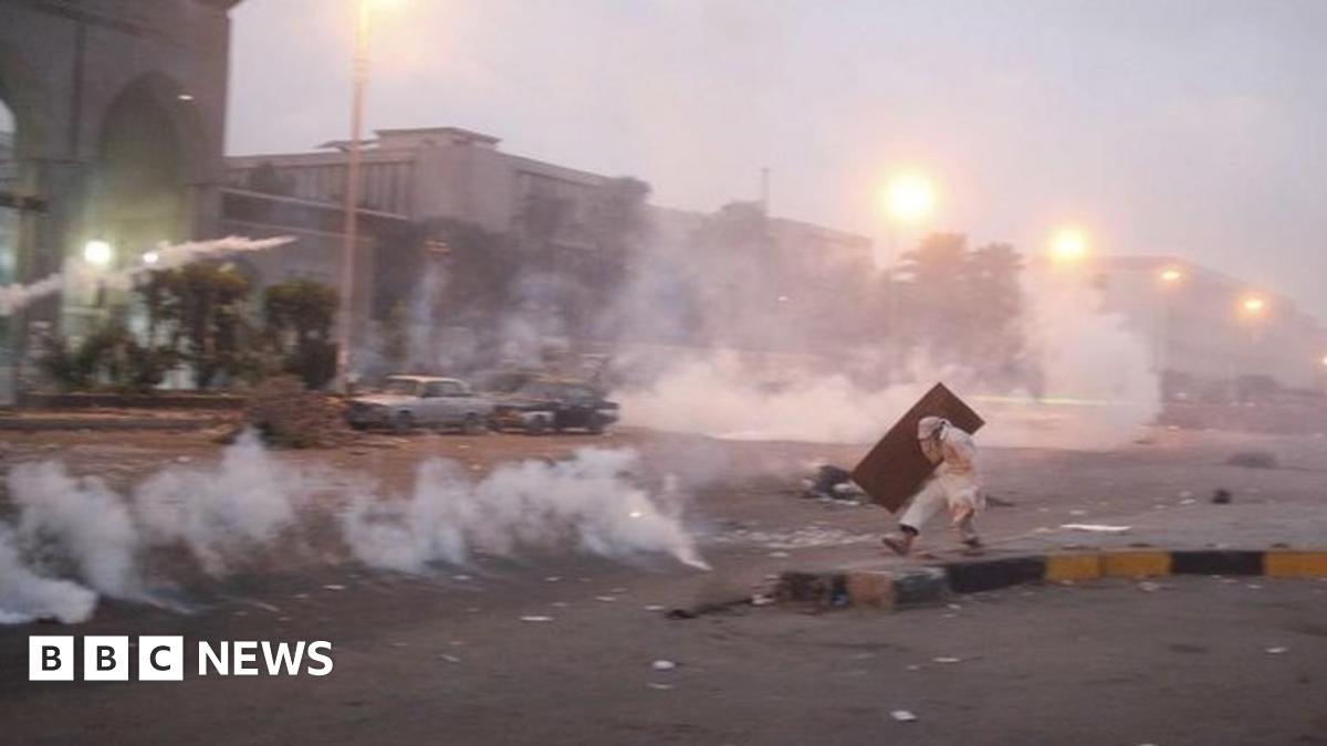 Egypt crisis: 'Scores killed' at Cairo protest - BBC News