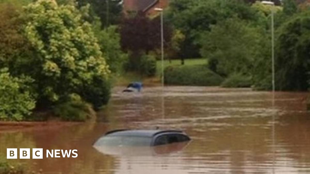 Flooded Nottinghamshire residents braced for heavy rain - BBC News