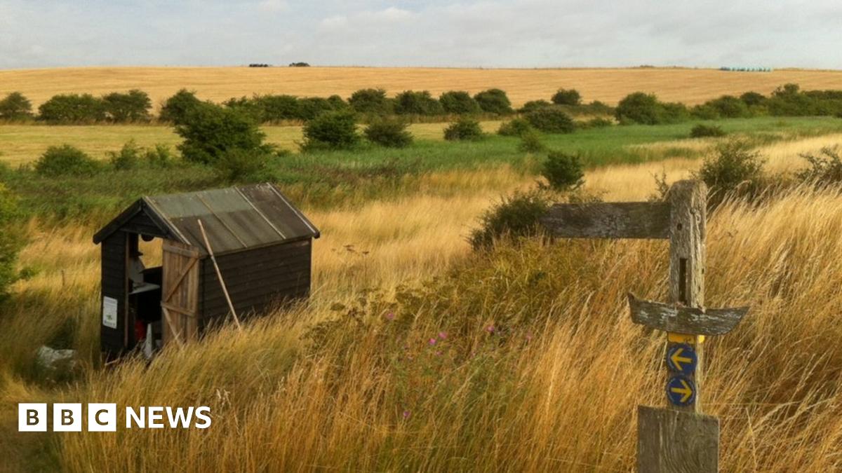 Ferry across Butley river in Suffolk operates all week - BBC News