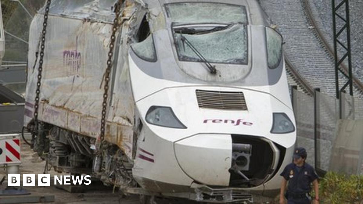 Spain train driver 'on phone' at time of deadly crash - BBC News