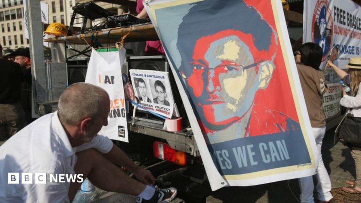 Snowden's father says FBI asked him to visit his son - BBC News