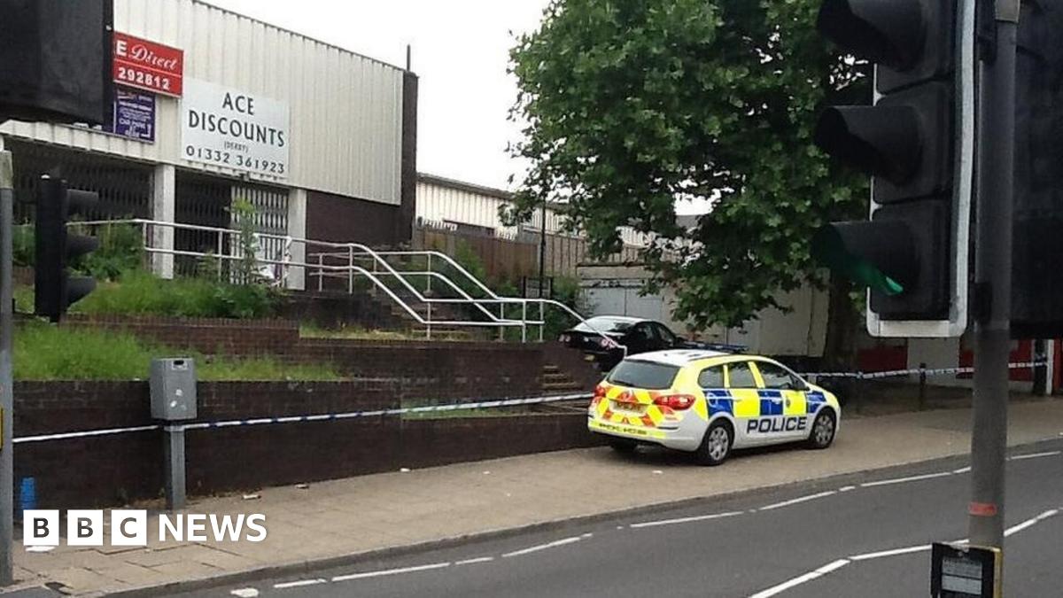 Derby stabbing victim in critical condition - BBC News