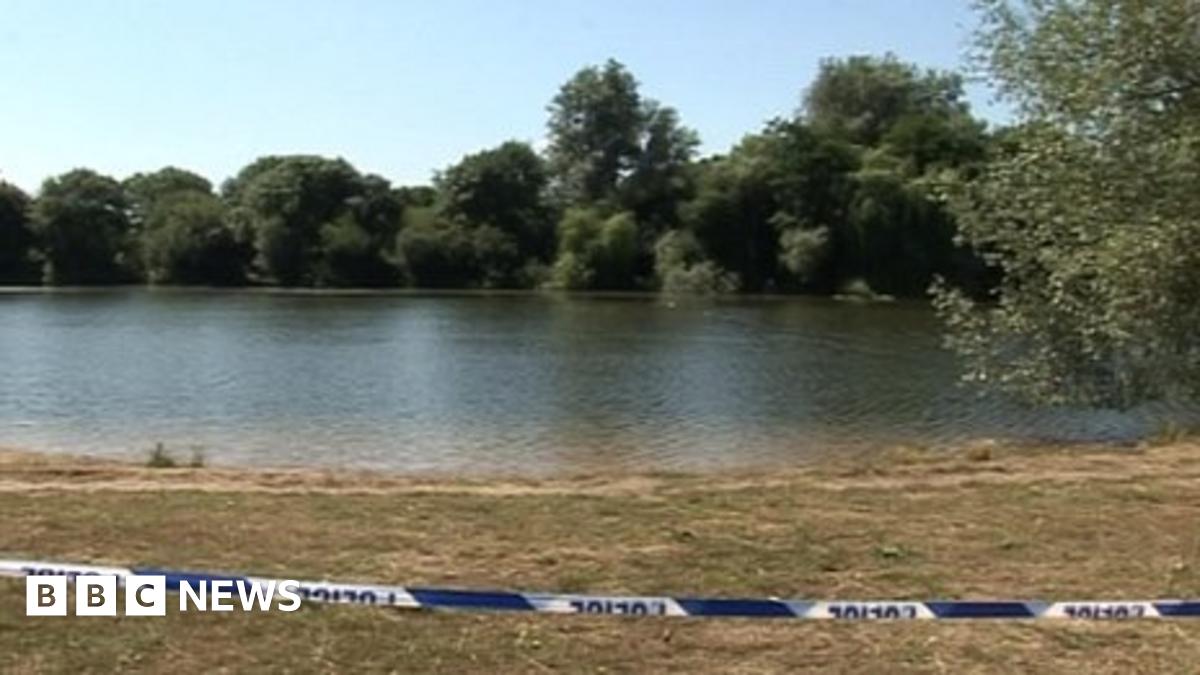 University of East Anglia lake body: Divers search begins - BBC News