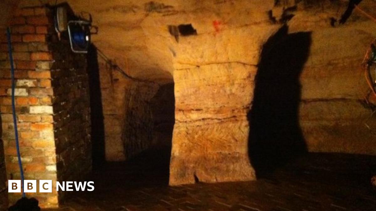 'Music hall' pub in Nottingham expands into caves - BBC News