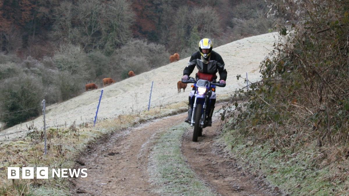 Peak District trail riders 'not welcome' at Castleton fun day - BBC News