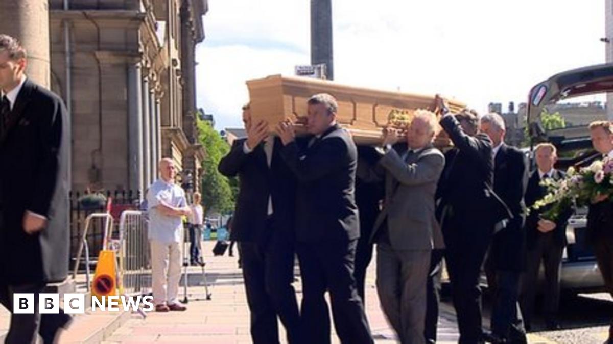 Funeral held for Hibernian legend Lawrie Reilly - BBC News