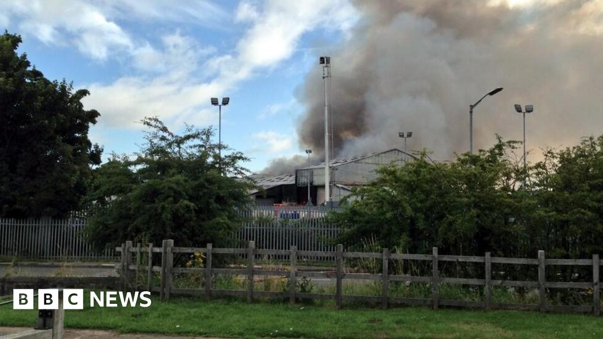 Worksop recycling fire: Crews still at scene - BBC News
