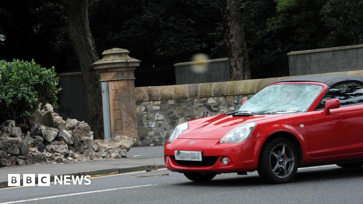 Largs car crash: Married couple die after being hit by car - BBC News