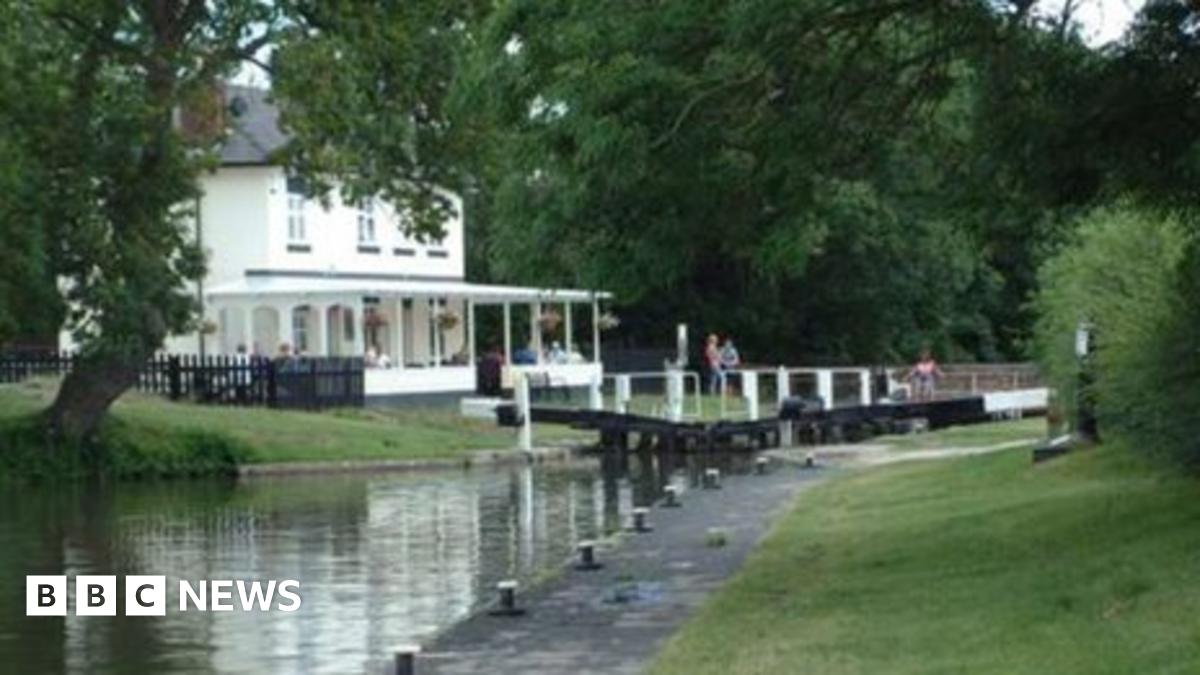 Stenson Lock House coffee shop could close over canopy row - BBC News