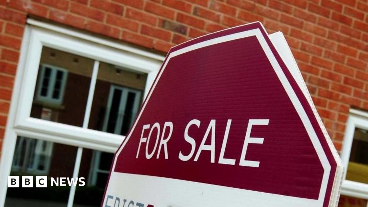 UK house prices rising steadily, says the Halifax - BBC News