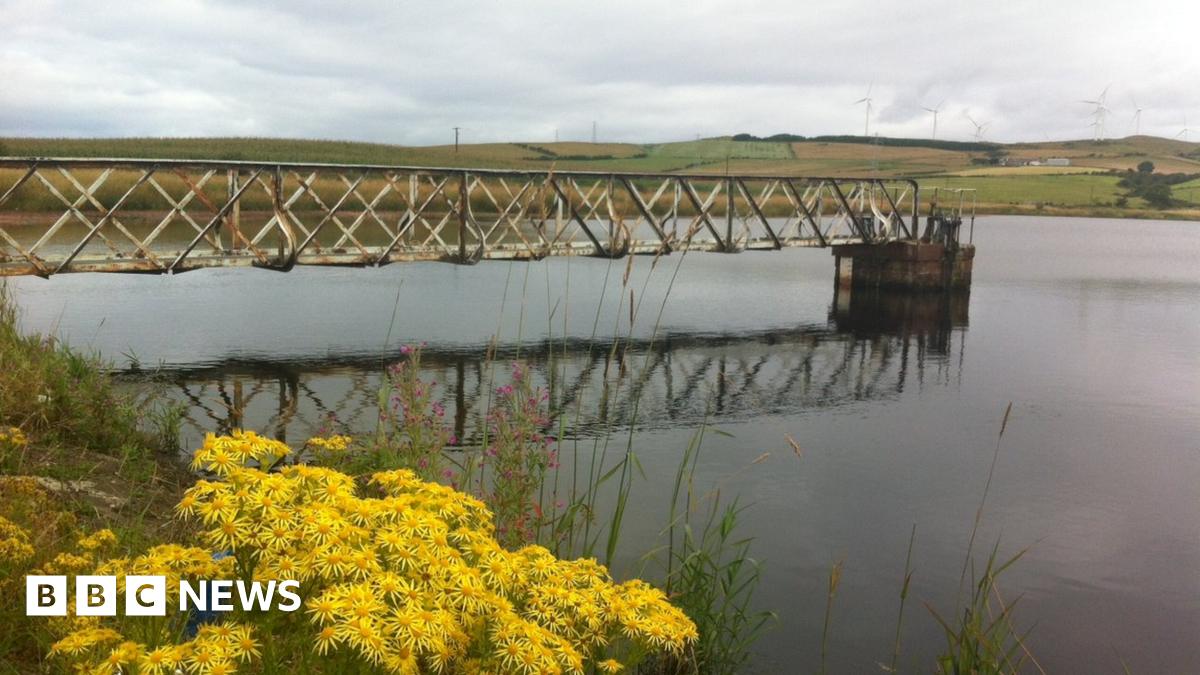 Ross Munn and Sean Marshall drown at Ardrossan reservoir - BBC News