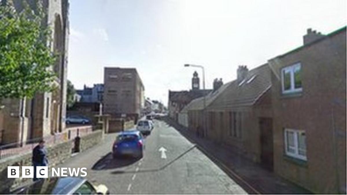 Man knocked down and injured in hit-and-run in Bathgate - BBC News