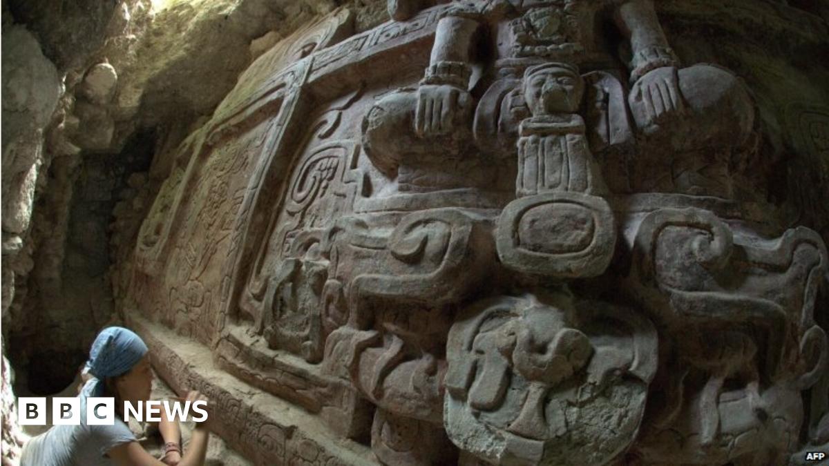 Mayan sculpture discovered in Guatemalan pyramid - BBC News