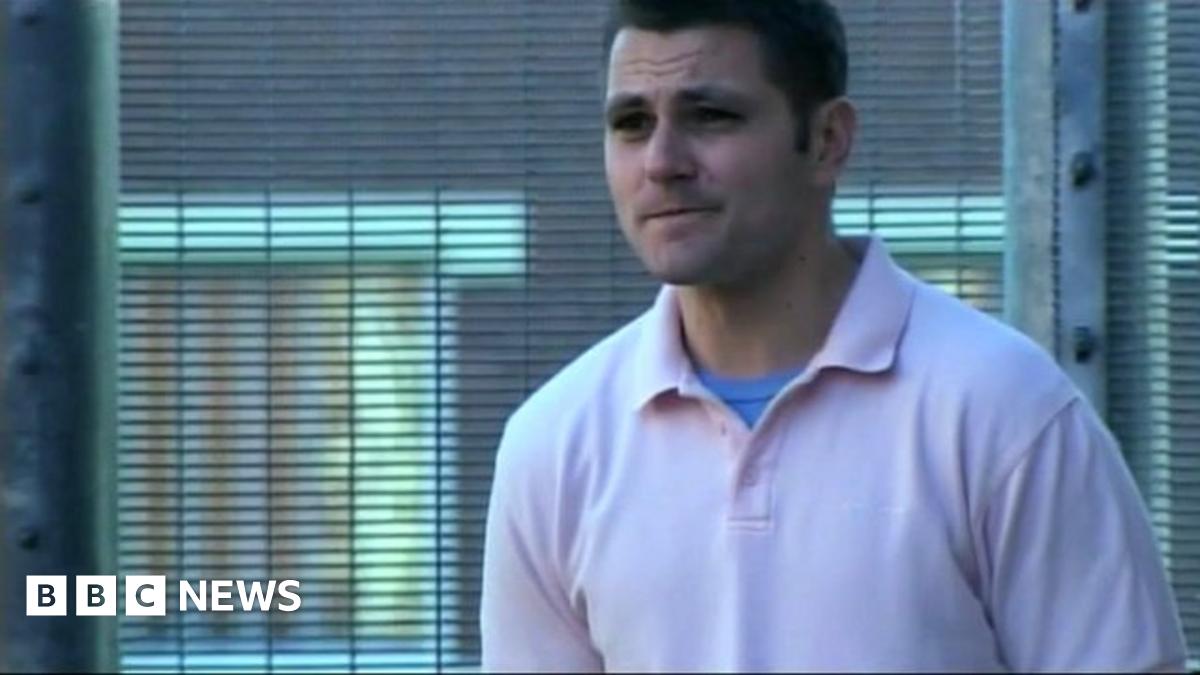 Murderer Simon Hall 'was found hanged after confession' - BBC News